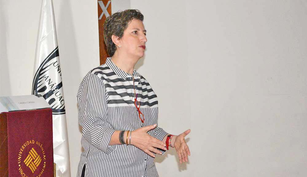 La Mtra. Carmen Cordera imparte última conferencia del semestre